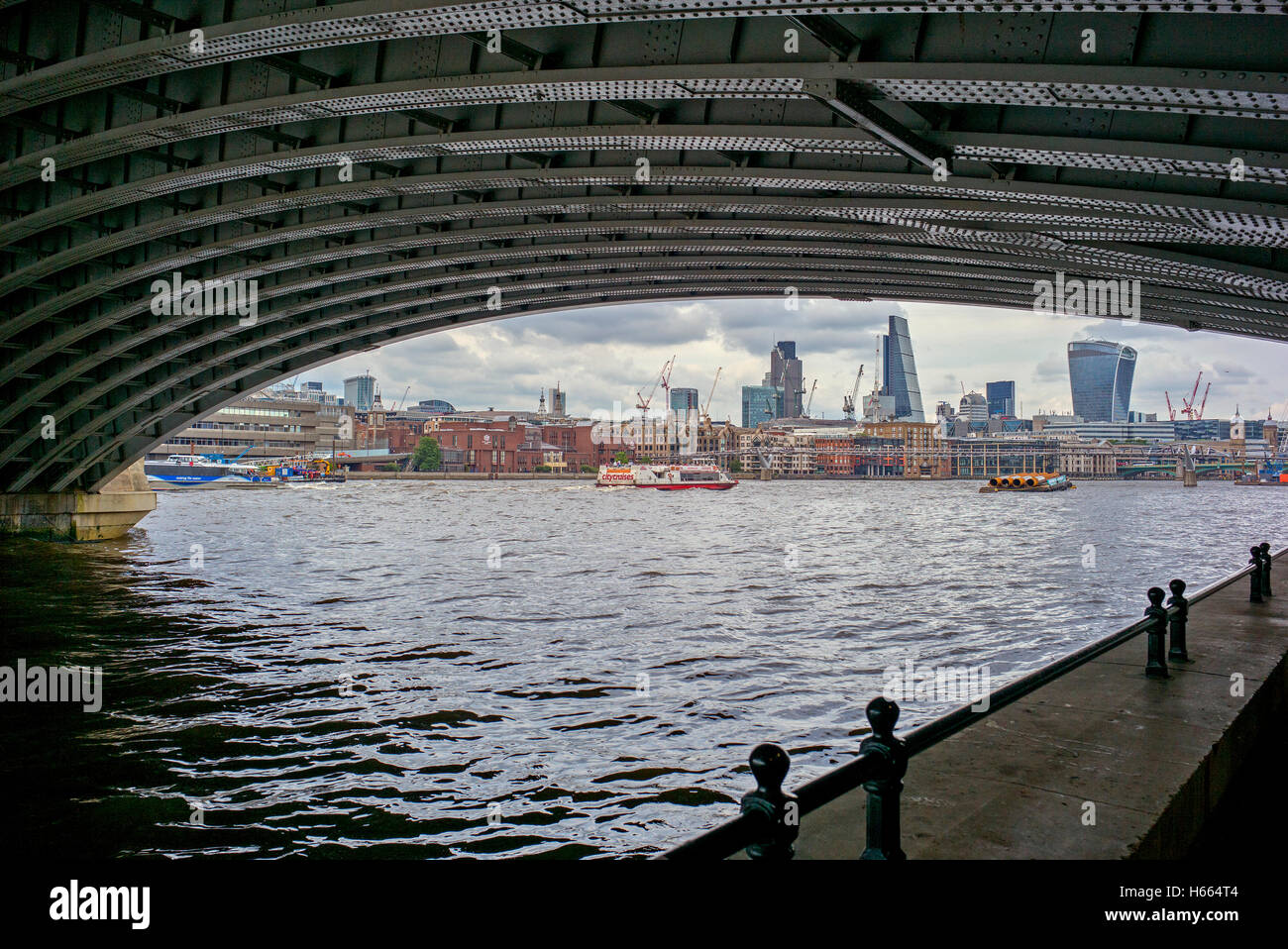River thames under london bridge hi-res stock photography and images ...