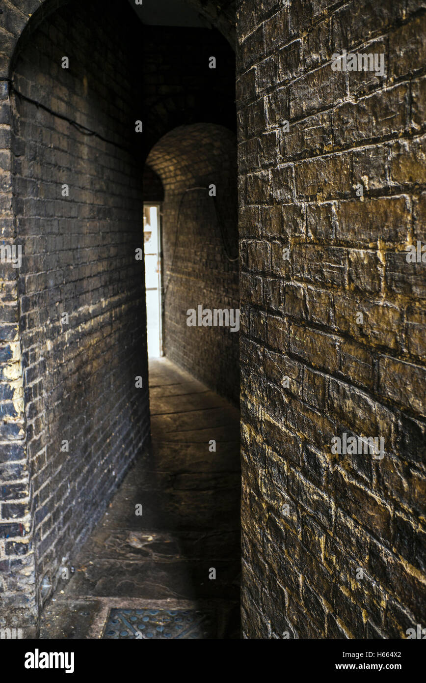 Narrow victorian alley way hi-res stock photography and images - Alamy