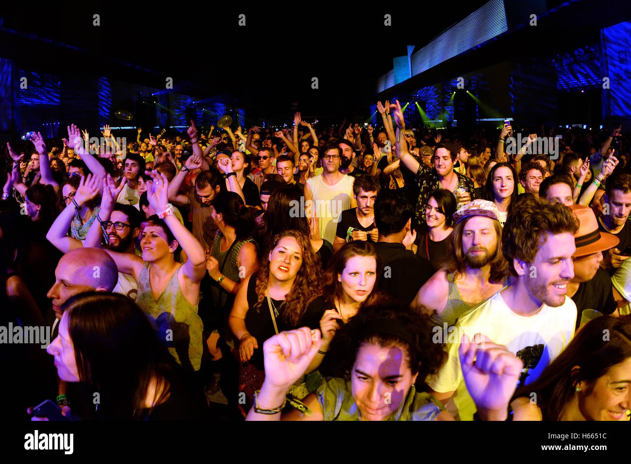 Cheering people crowd on dance hi-res stock photography and images - Alamy