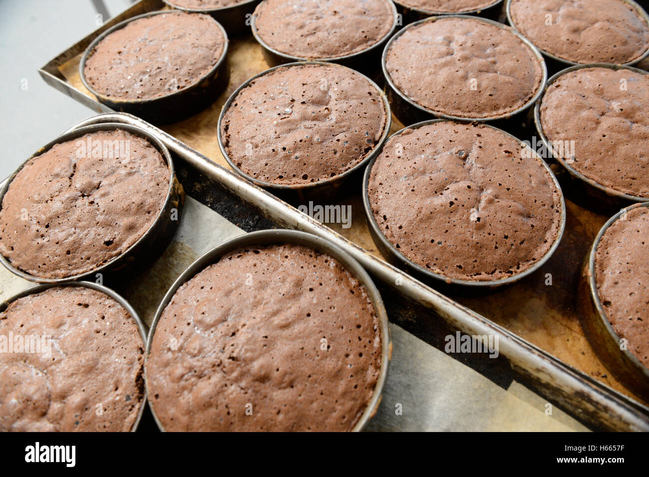 Baking cakes oven hi-res stock photography and images - Alamy