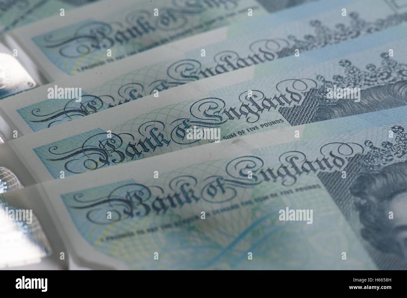 New five pound notes showing Bank of England text Stock Photo - Alamy