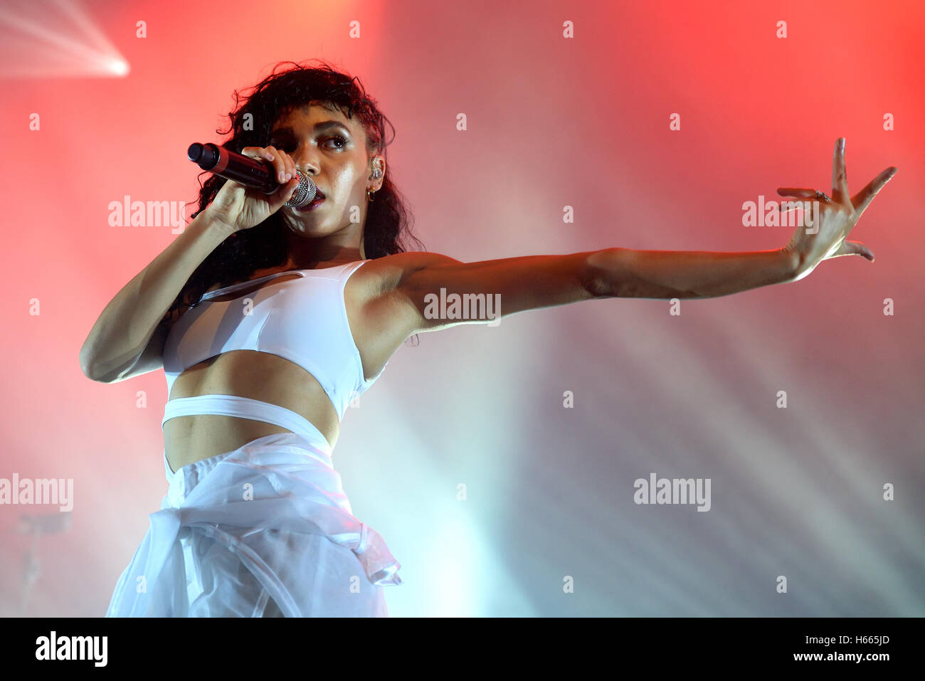 BARCELONA - JUN 20: FKA Twigs (band) in concert at Sonar Festival on ...