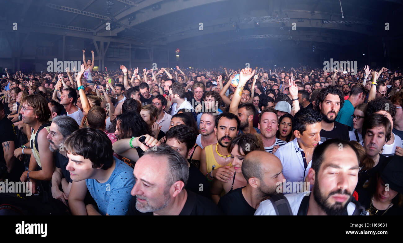 Concert stadium crowd hi-res stock photography and images - Alamy