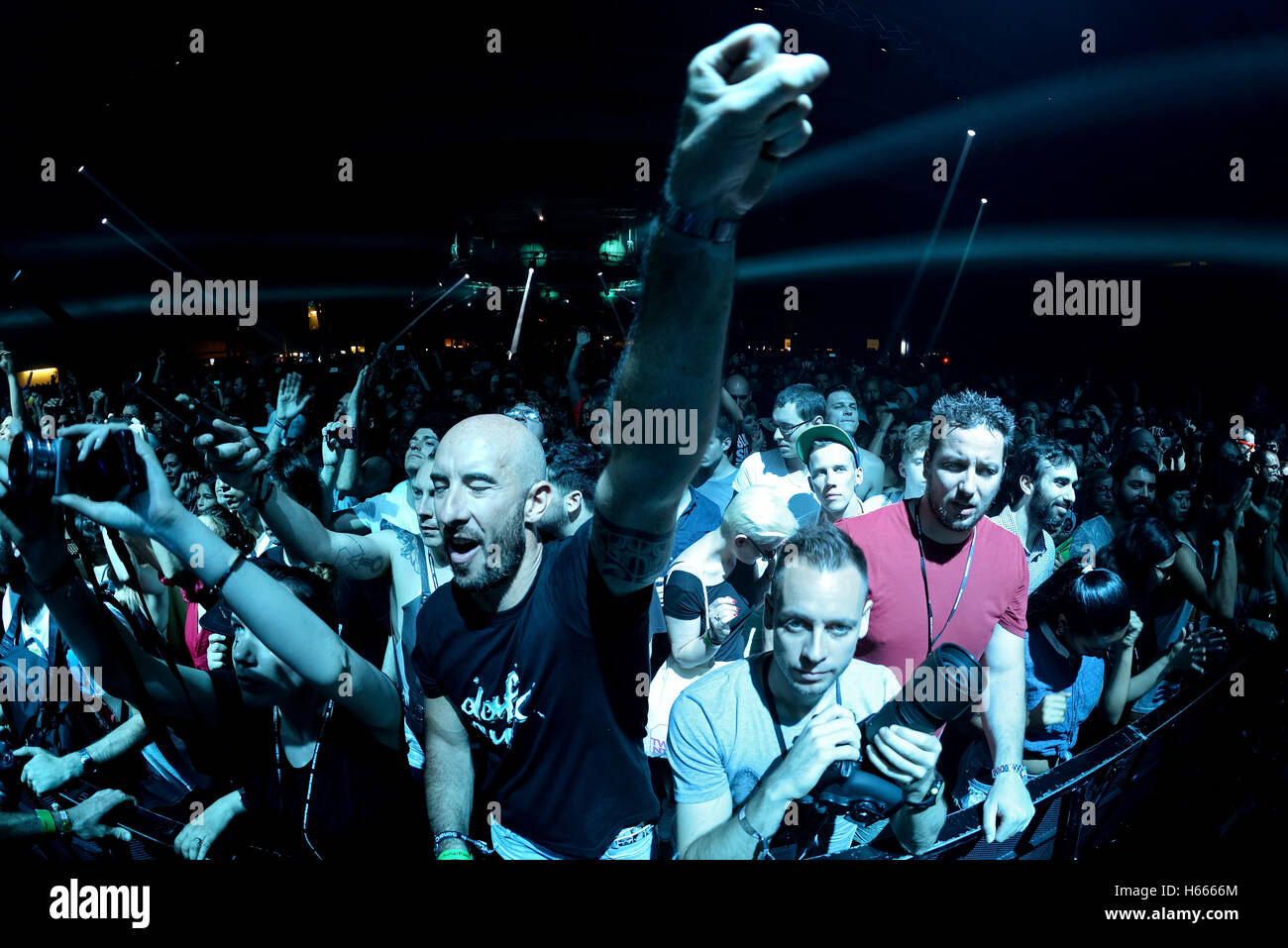 Happy crowd at concert hi-res stock photography and images - Alamy