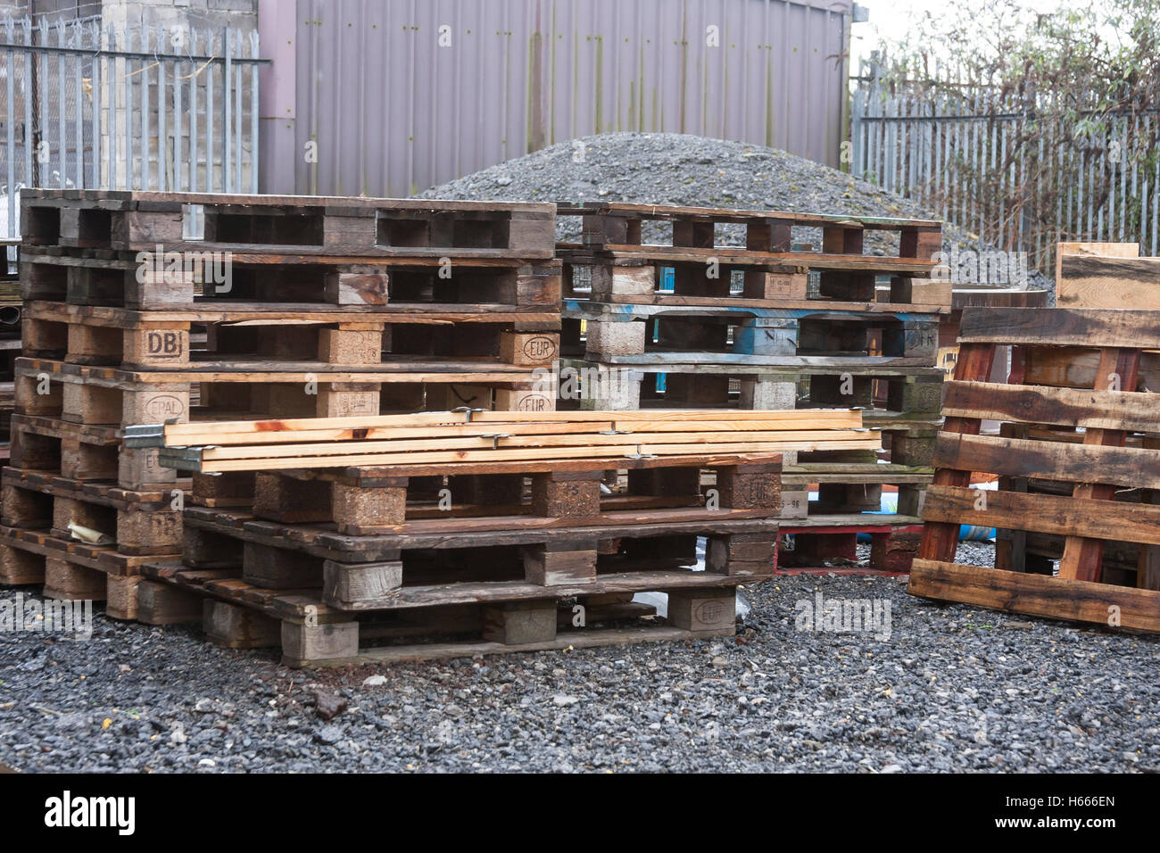 Wood pallets stacked hi-res stock photography and images - Alamy