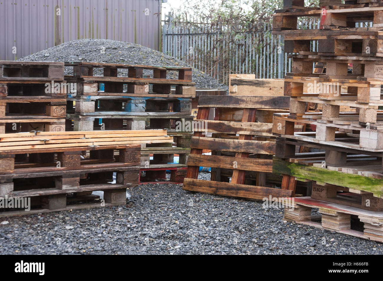 Pile of pallets hi-res stock photography and images - Alamy
