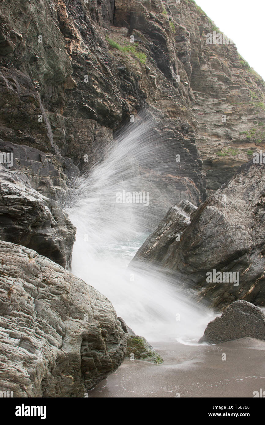 splash of a wave hitting rocks Stock Photo - Alamy