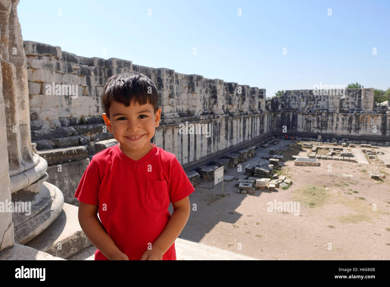 Boy in temple hi-res stock photography and images - Alamy