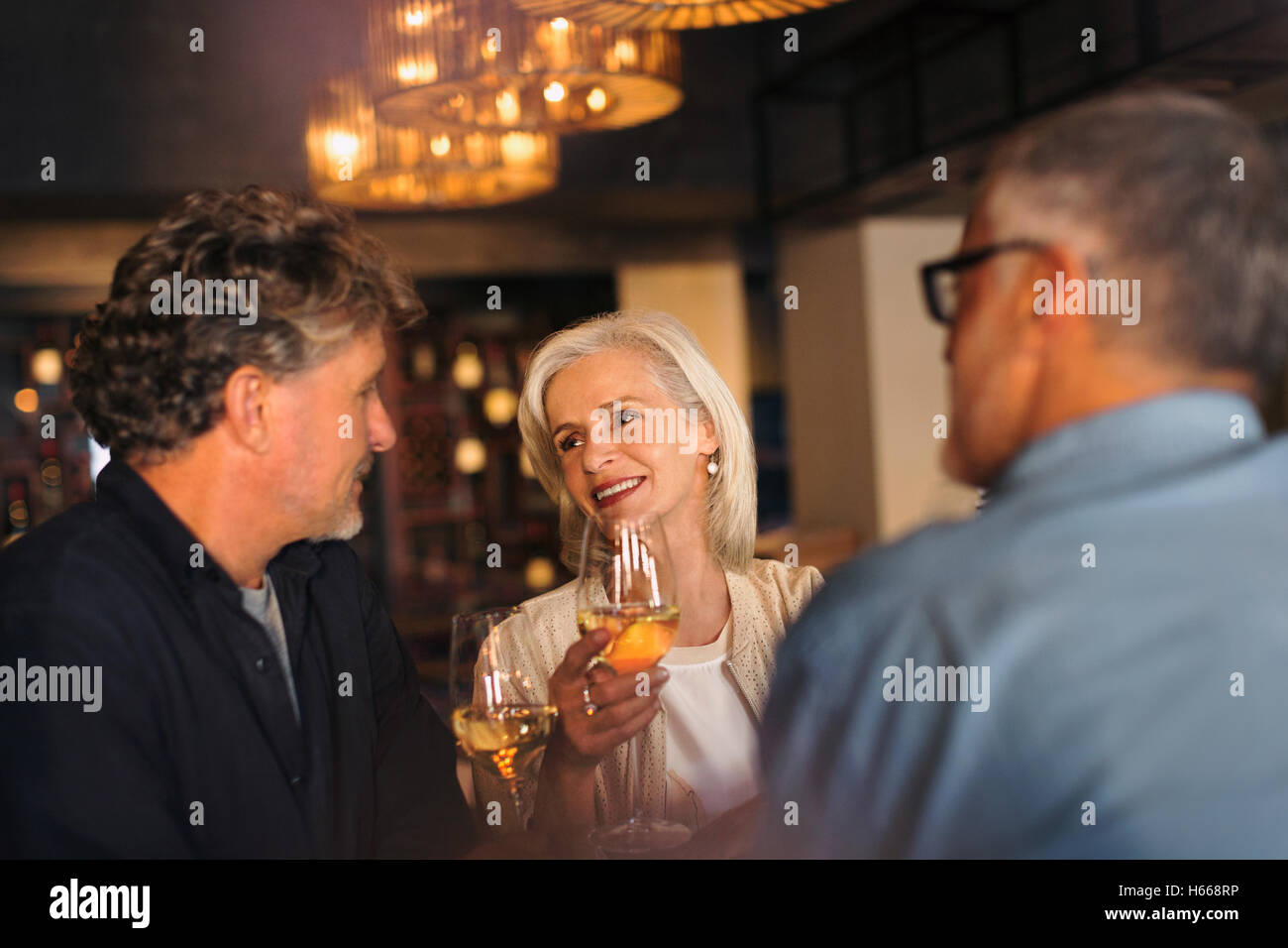 Couple talking drinking bar hi-res stock photography and images - Alamy