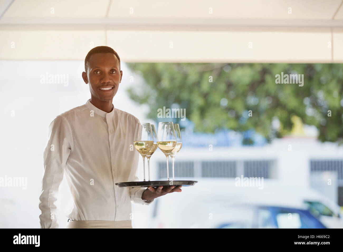 Waiter serving food restaurant hi-res stock photography and images - Alamy