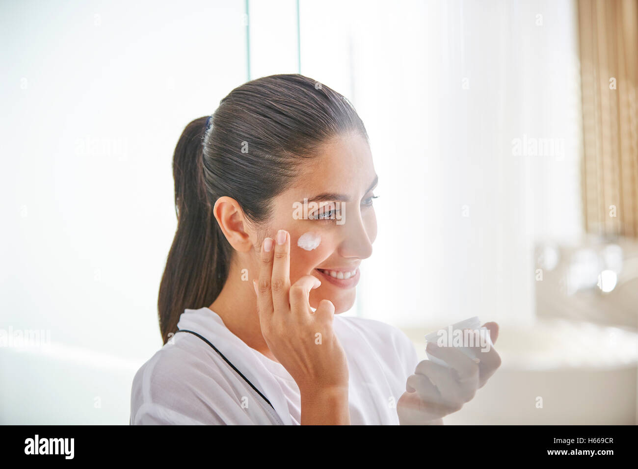 Applying face cream hi-res stock photography and images - Alamy
