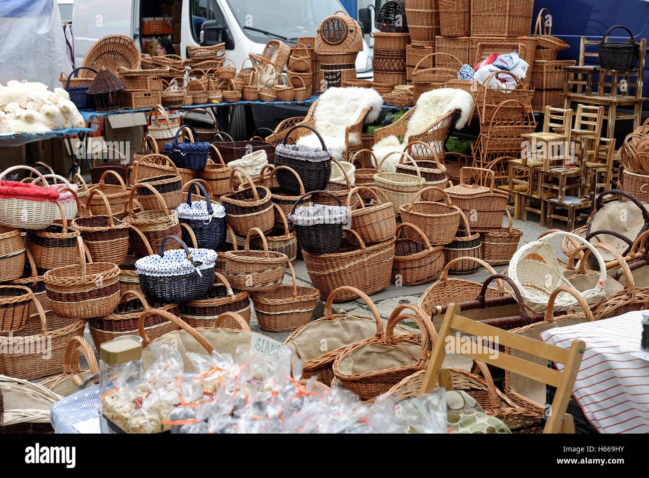 Baskets variety stall hi-res stock photography and images - Alamy