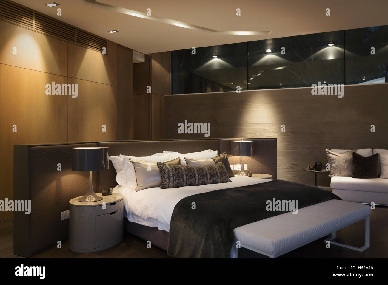 Night showcase hi-res stock photography and images - Alamy