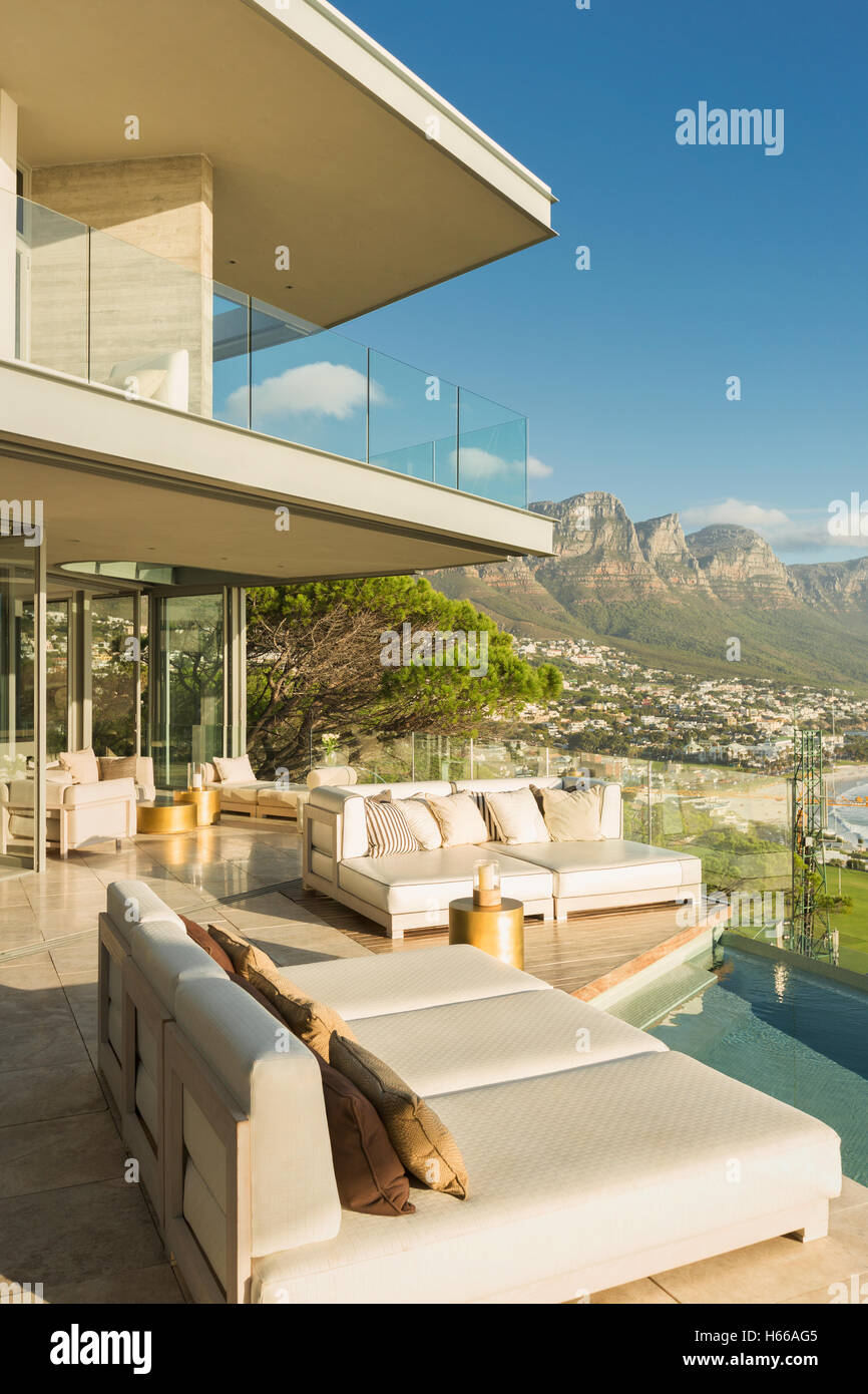 Luxury town home hi-res stock photography and images - Alamy