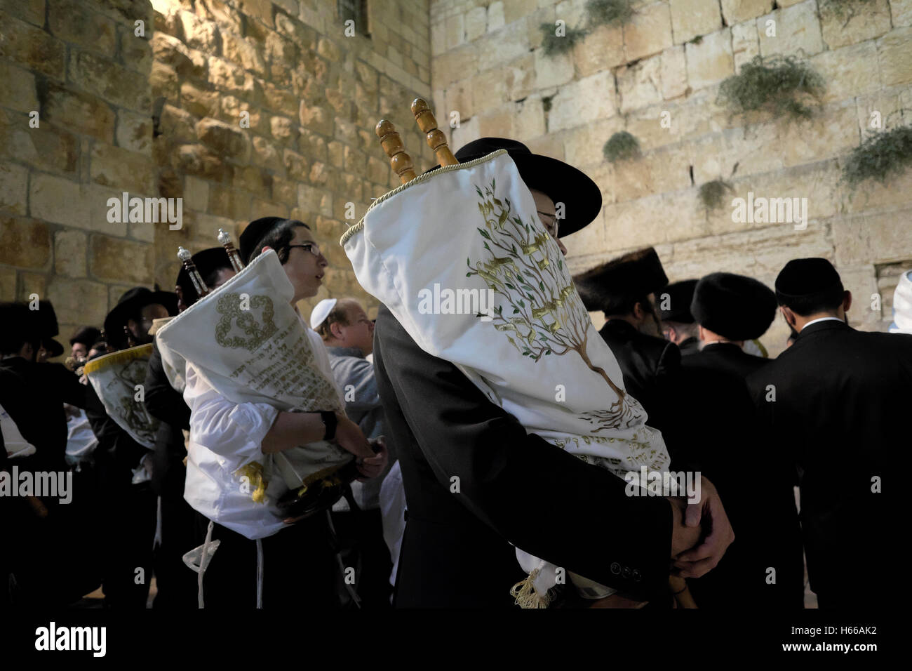 Simchat torah hi-res stock photography and images - Alamy