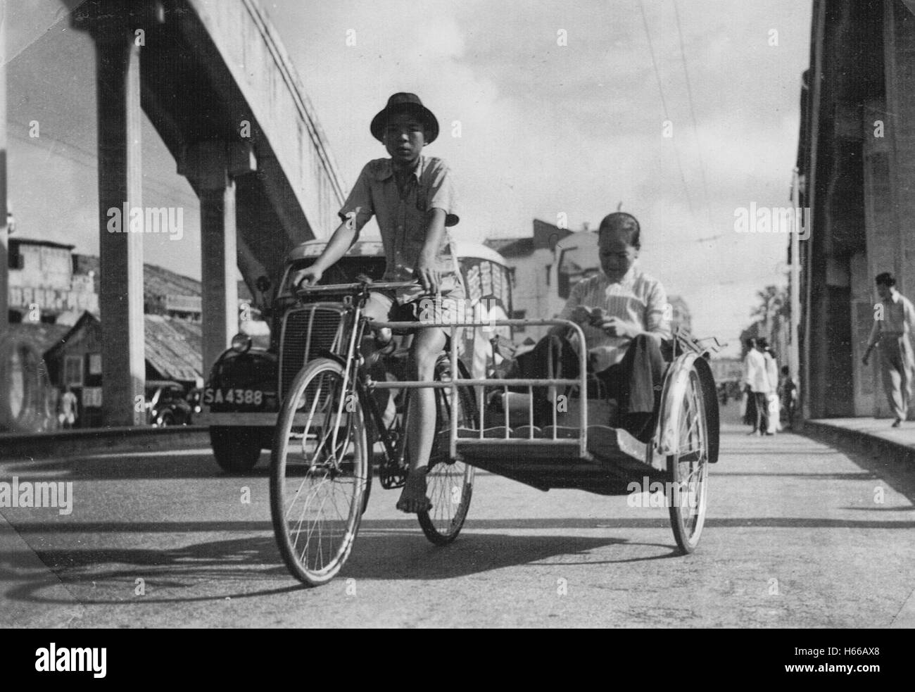 Bicycle rickshaw singapore Black and White Stock Photos & Images - Alamy
