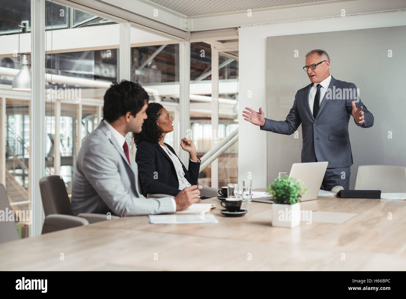 Giving his staff some experienced advice Stock Photo - Alamy