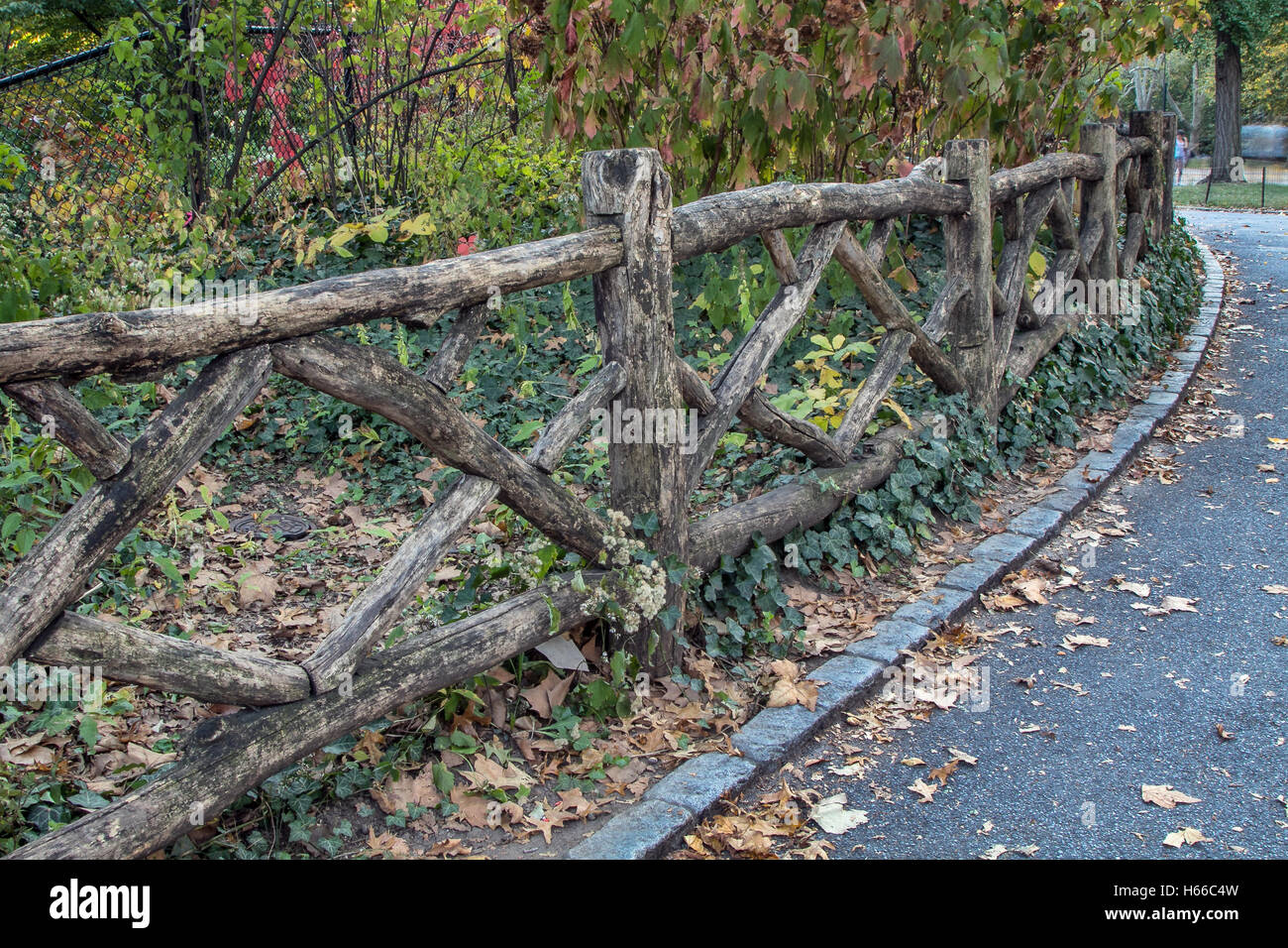 Fence next to a path hi-res stock photography and images - Alamy