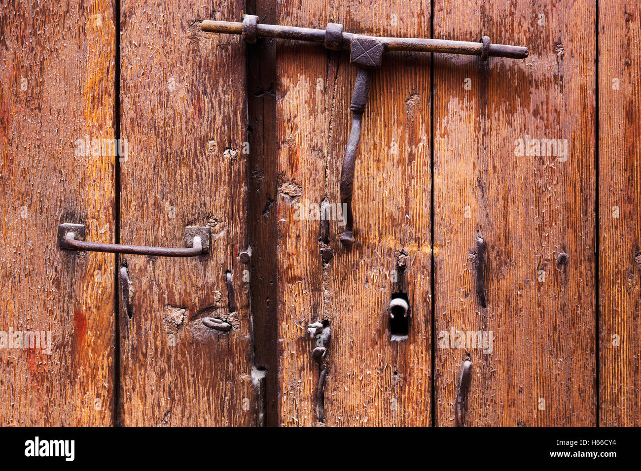 keyhole and a heck of wooden door Stock Photo - Alamy