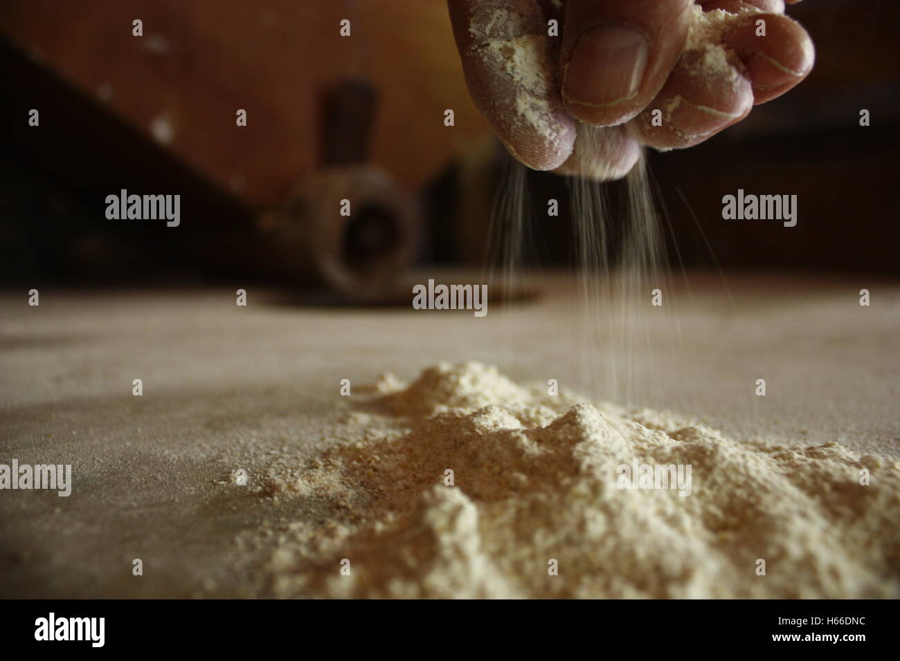 Wheat flour pouring Stock Photo - Alamy