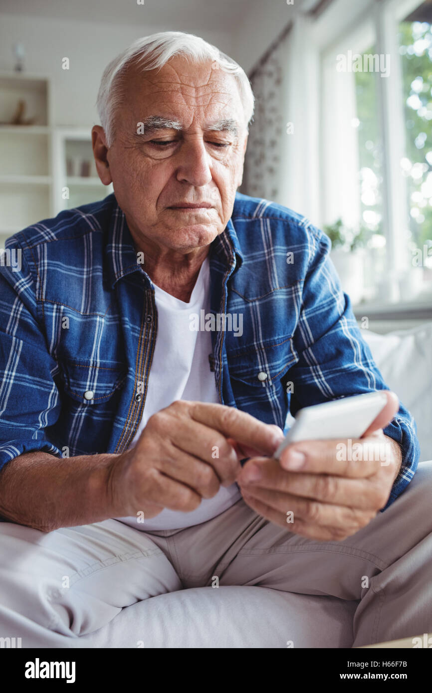 Man senior phone hi-res stock photography and images - Alamy