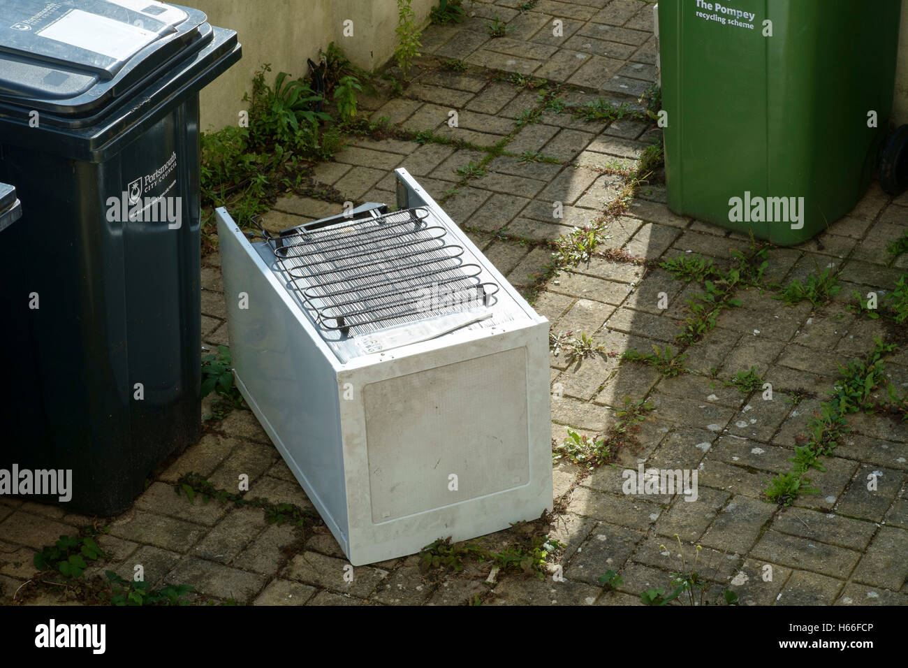 Dumped refrigerator hi-res stock photography and images - Alamy