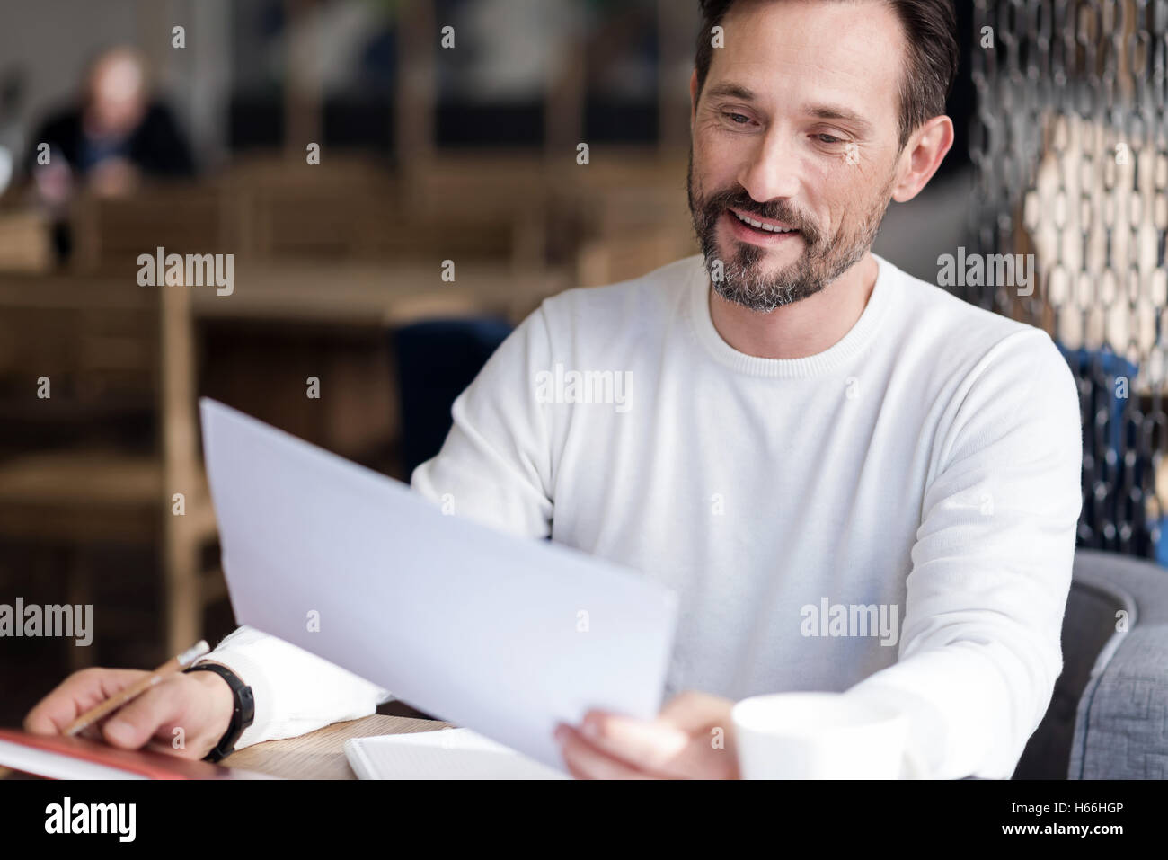 Man sign paper document hi-res stock photography and images - Alamy