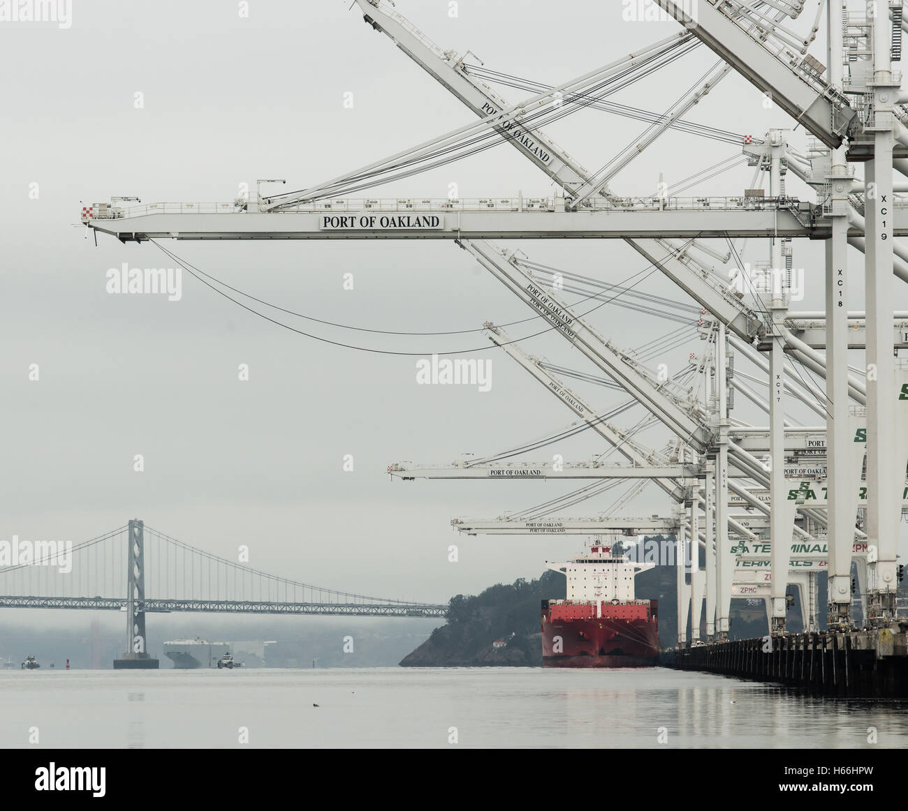 Exiting the Oakland Estuary / Middle Harbor Stock Photo - Alamy