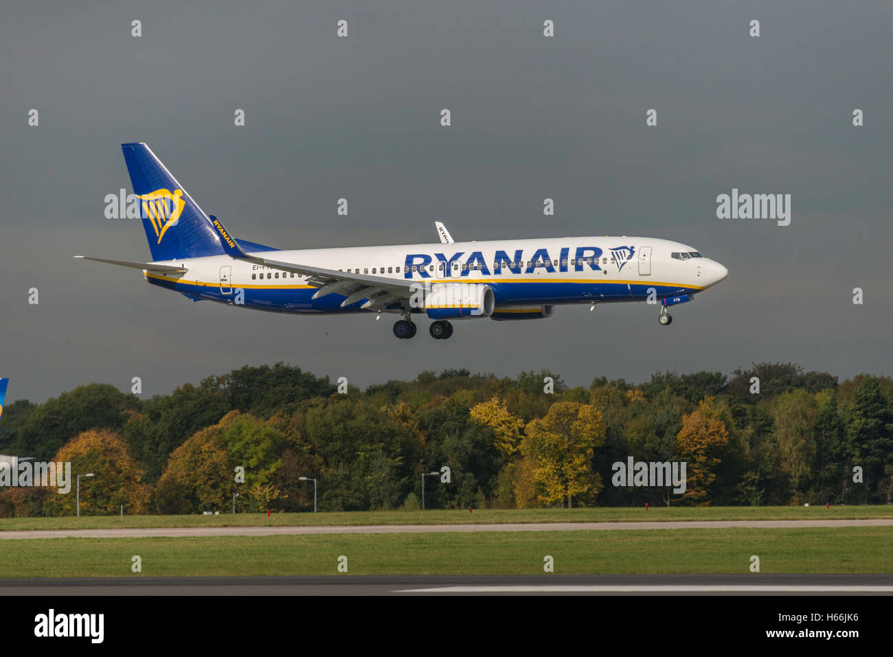 EI-FTB Boeing 737-8AS Ryanair arrivals. Manchester Airport England ...
