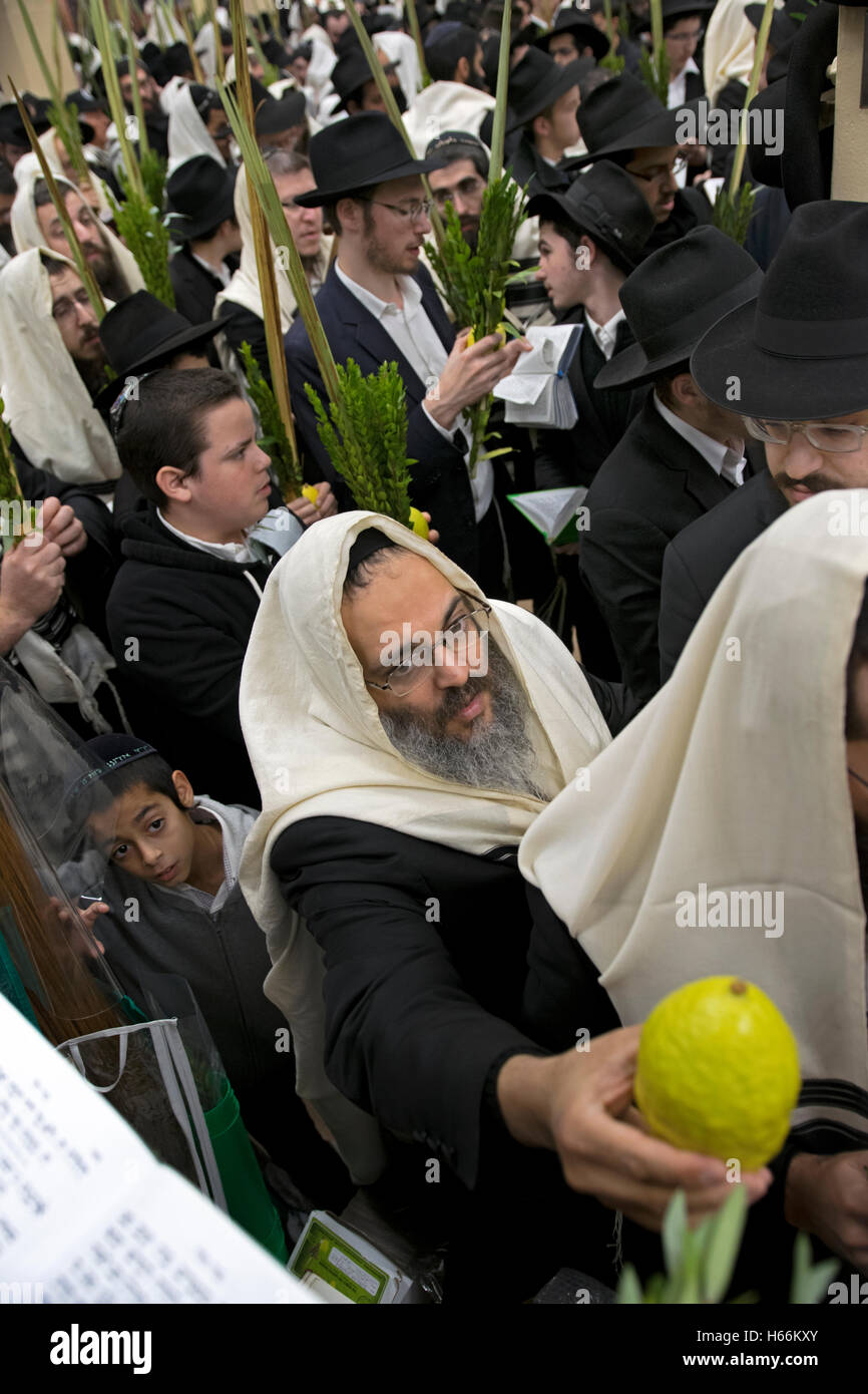 Rabbi prayers service hi-res stock photography and images - Alamy