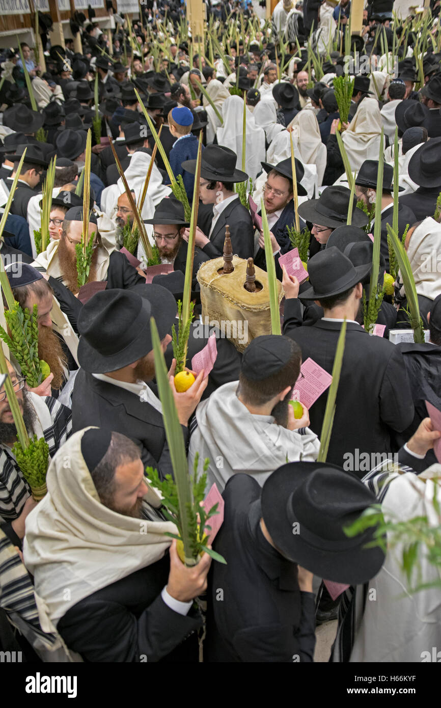 Jewish congregants synagogue hi-res stock photography and images - Alamy