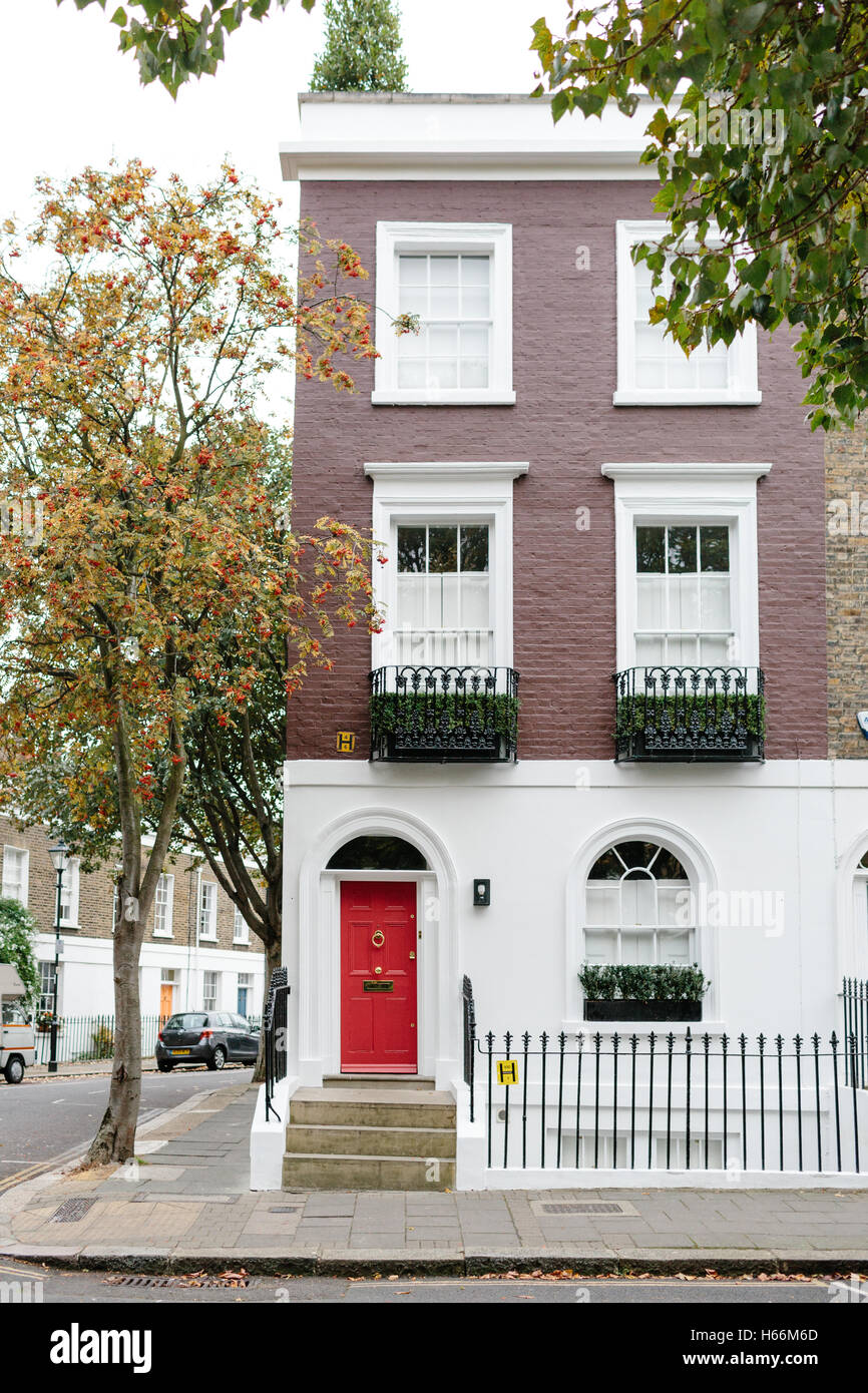 typical terrace house in North London with red door Stock Photo - Alamy