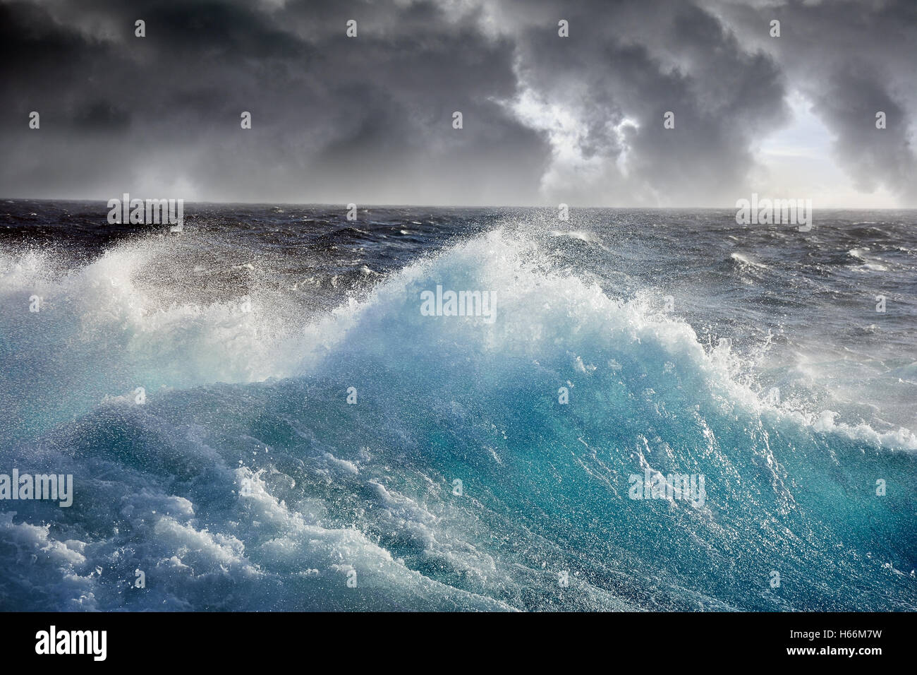 Wave storm hi-res stock photography and images - Alamy