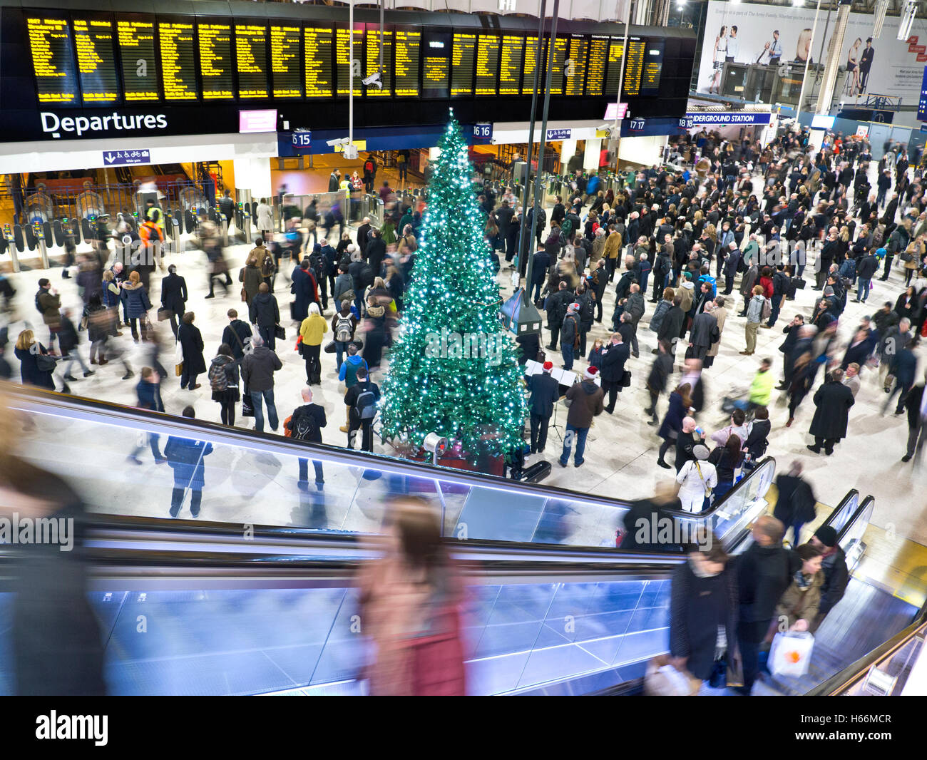 CHRISTMAS LONDON WATERLOO Elevated view of busy concourse and escalator ...