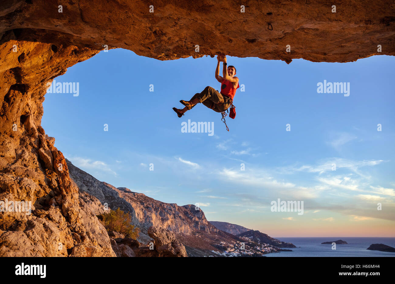 Young male free climber hi-res stock photography and images - Alamy