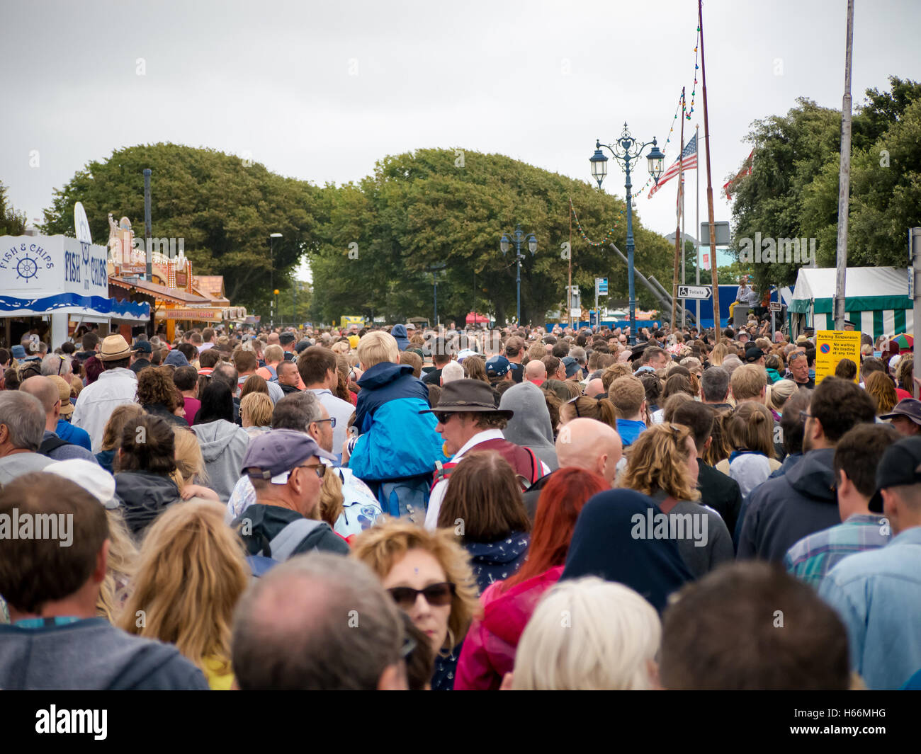 Large crowd crowds crowded hi-res stock photography and images - Alamy