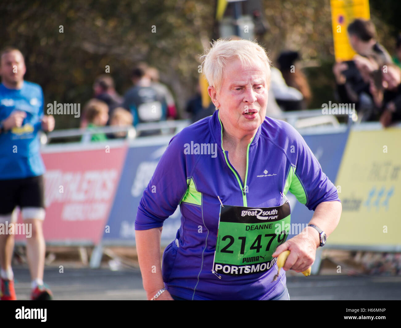 Elderly marathon runner hi-res stock photography and images - Alamy