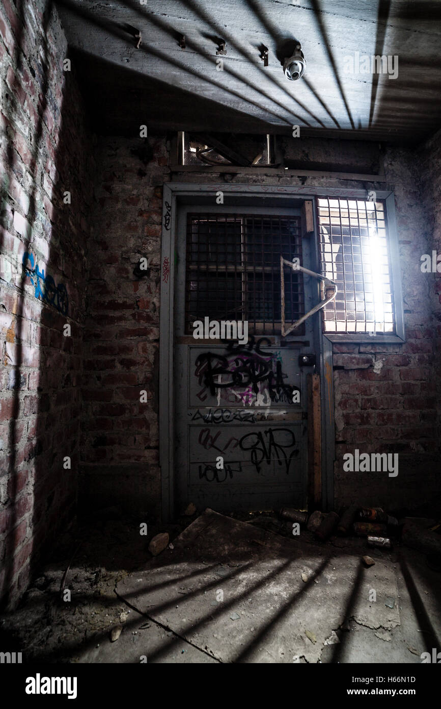 Abandoned room trash debris hi-res stock photography and images - Alamy