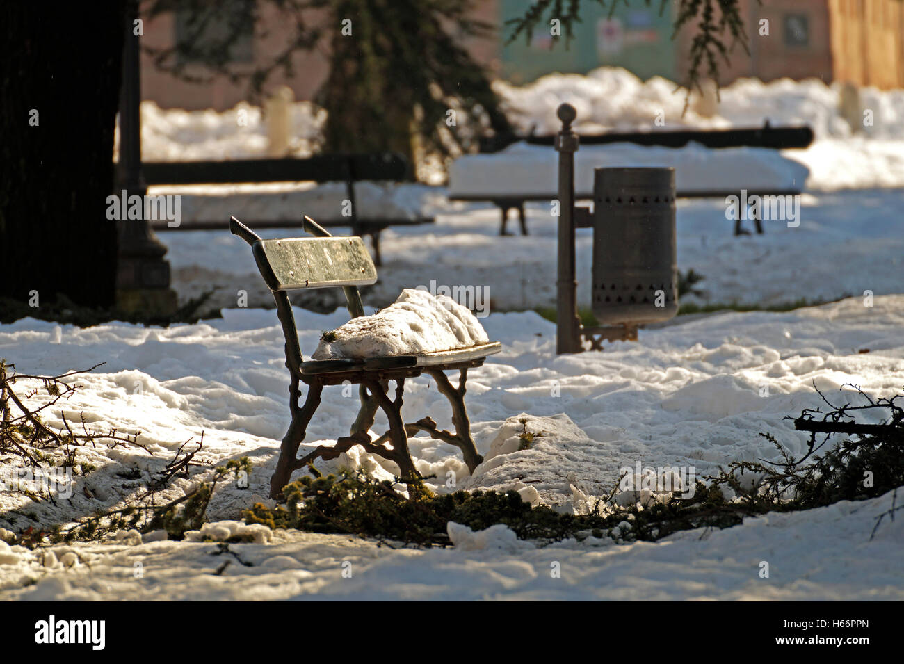 Bench snow park hi-res stock photography and images - Alamy