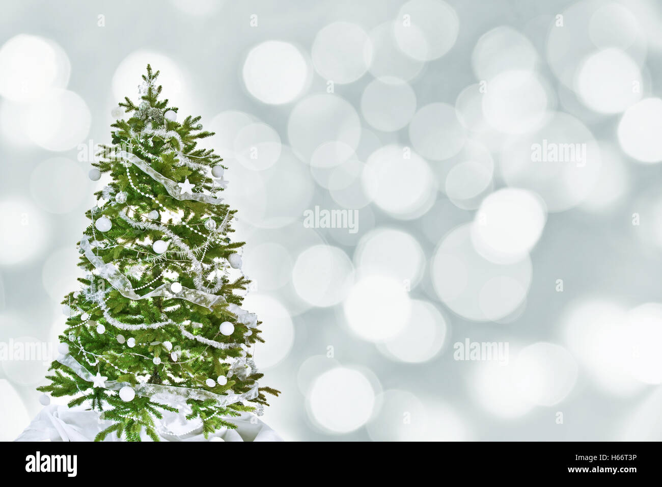 Silver christmas ornaments hi-res stock photography and images - Alamy