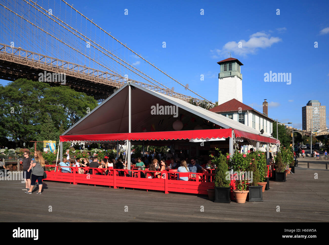 Cafe on Fulton Pier at Brooklyn Bridge, Brooklyn, New York, USA Stock ...