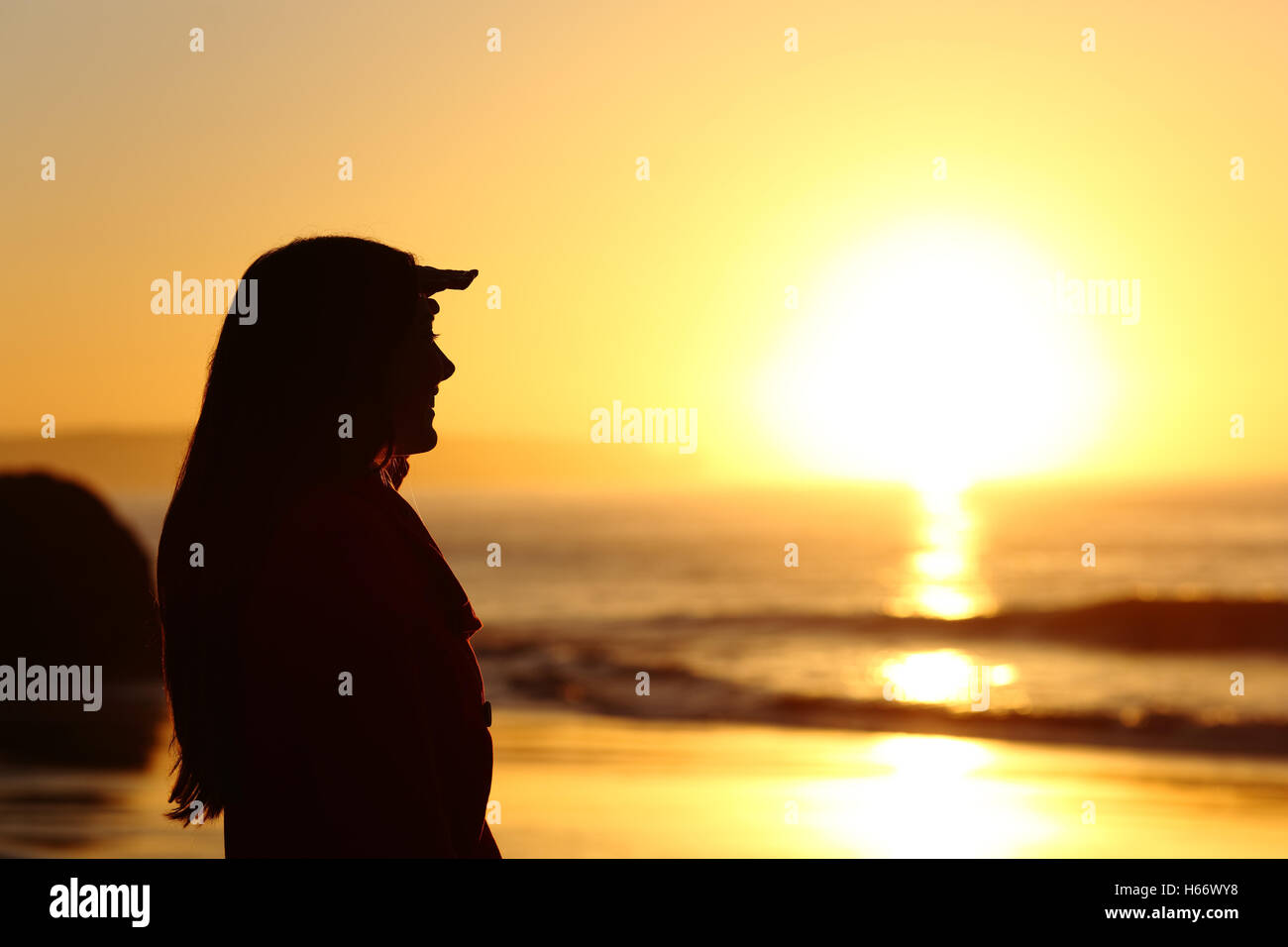 Person looking forward hi-res stock photography and images - Alamy