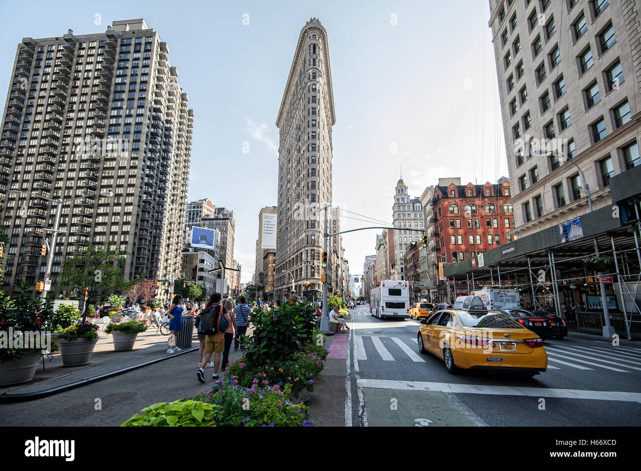 Street scene at the Flatiron Building, intersection of Broadway, 5th ...