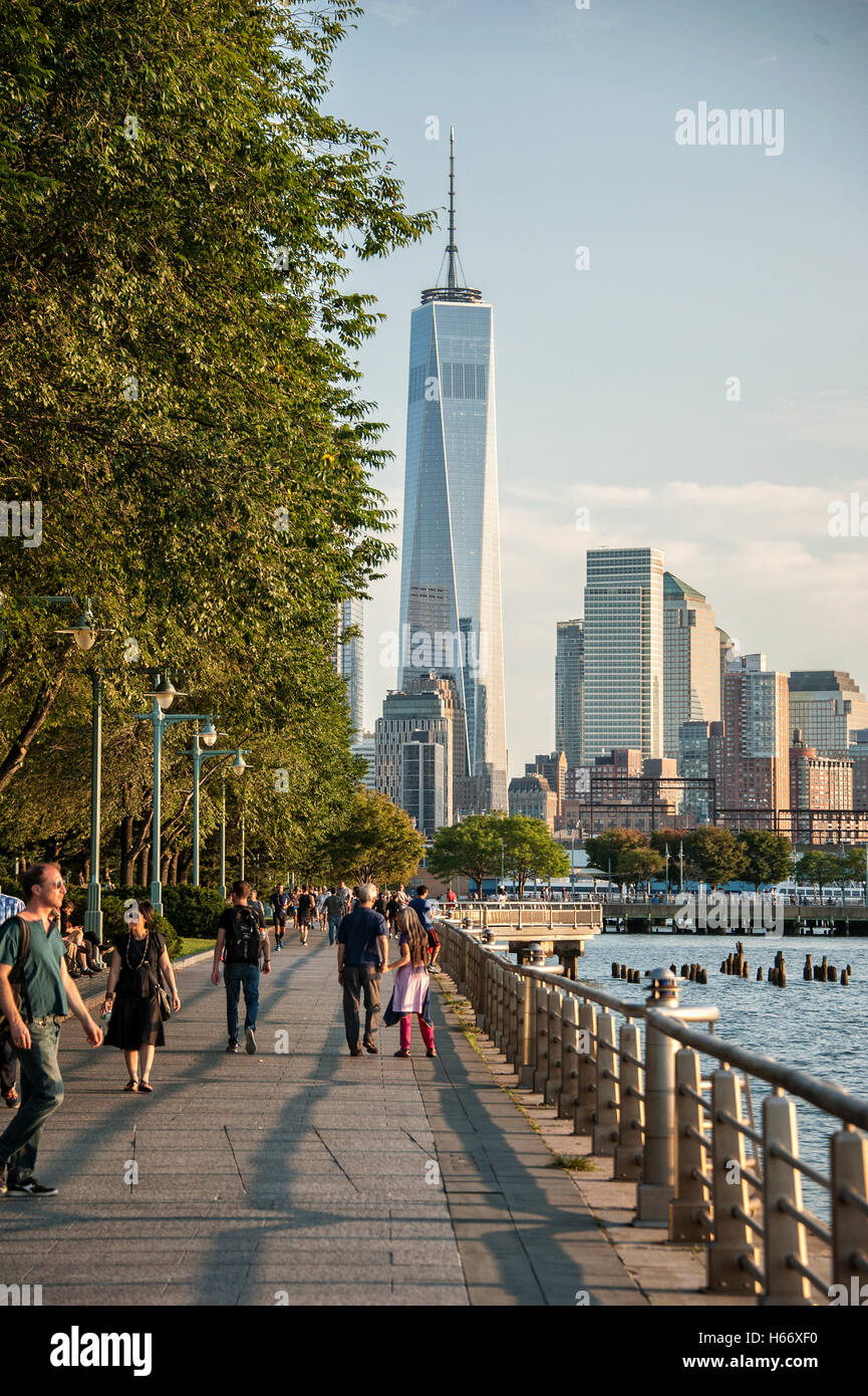 Hudson River Promenade with view of Lower Manhattan, Skyline, One World ...