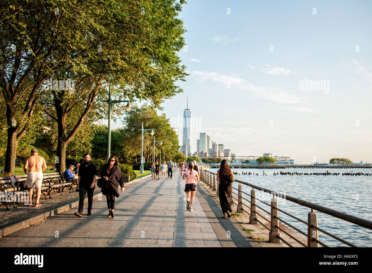 Hudson River Promenade with view of Lower Manhattan, Skyline, One World ...