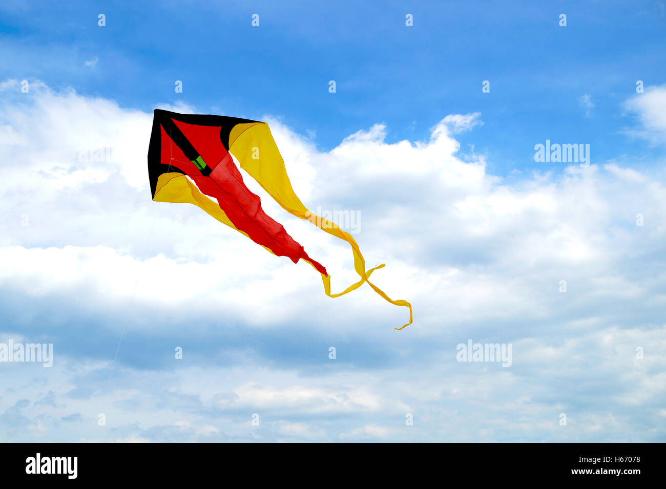 Summer flying kite hi-res stock photography and images - Alamy