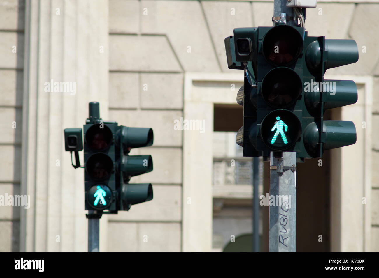 Green pedestrian traffic lights hi-res stock photography and images - Alamy