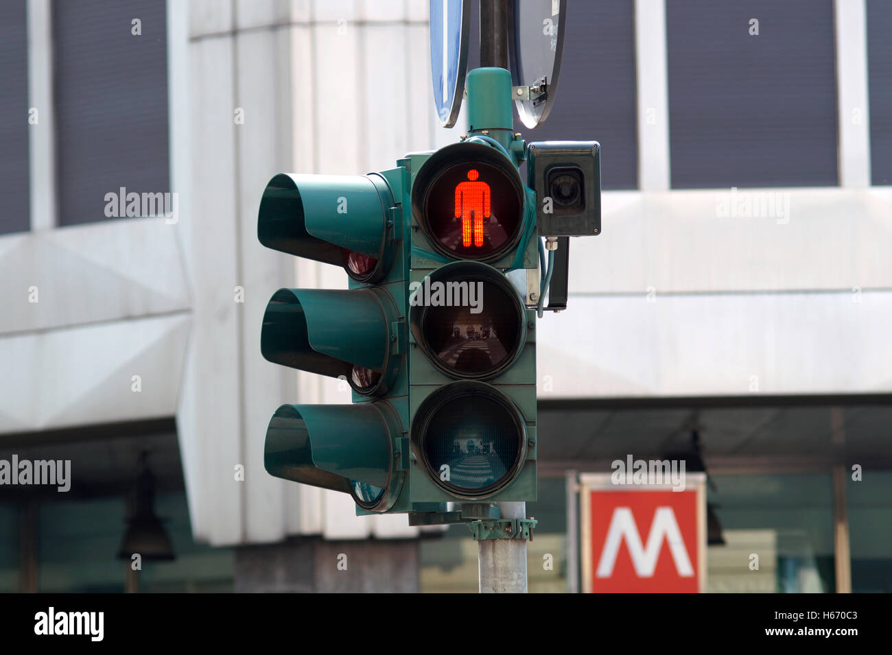Sign pedestrian traffic lights hi-res stock photography and images - Alamy
