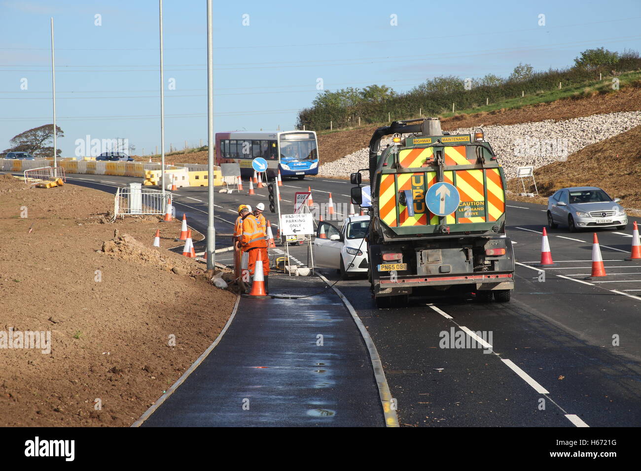 Slow traffic through roadworks Stock Photo - Alamy
