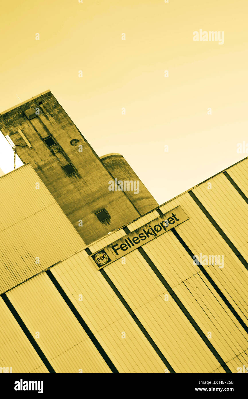 Empty storage building hi-res stock photography and images - Alamy